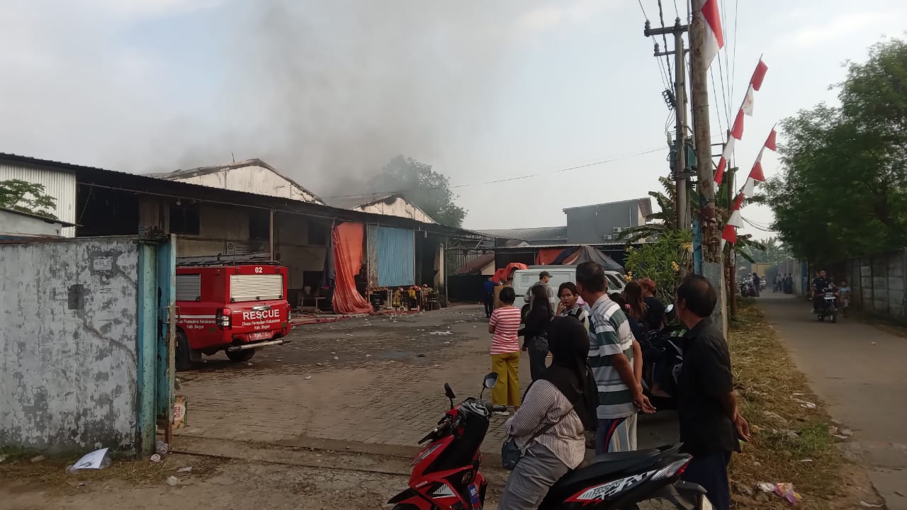 Kondisi Terkini Pabrik Olimpic yang Terbakar di Gunung Sindur, Asap hitam masih terlihat, Berita ...