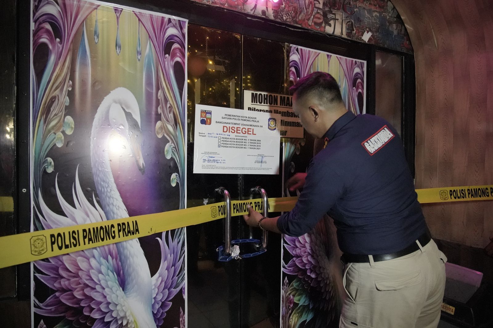 Razia THM di Bulan Ramadhan, Satpol-PP Kota Bogor Sita 223 Botol Miras dan Segel Tiga Bar dan ...