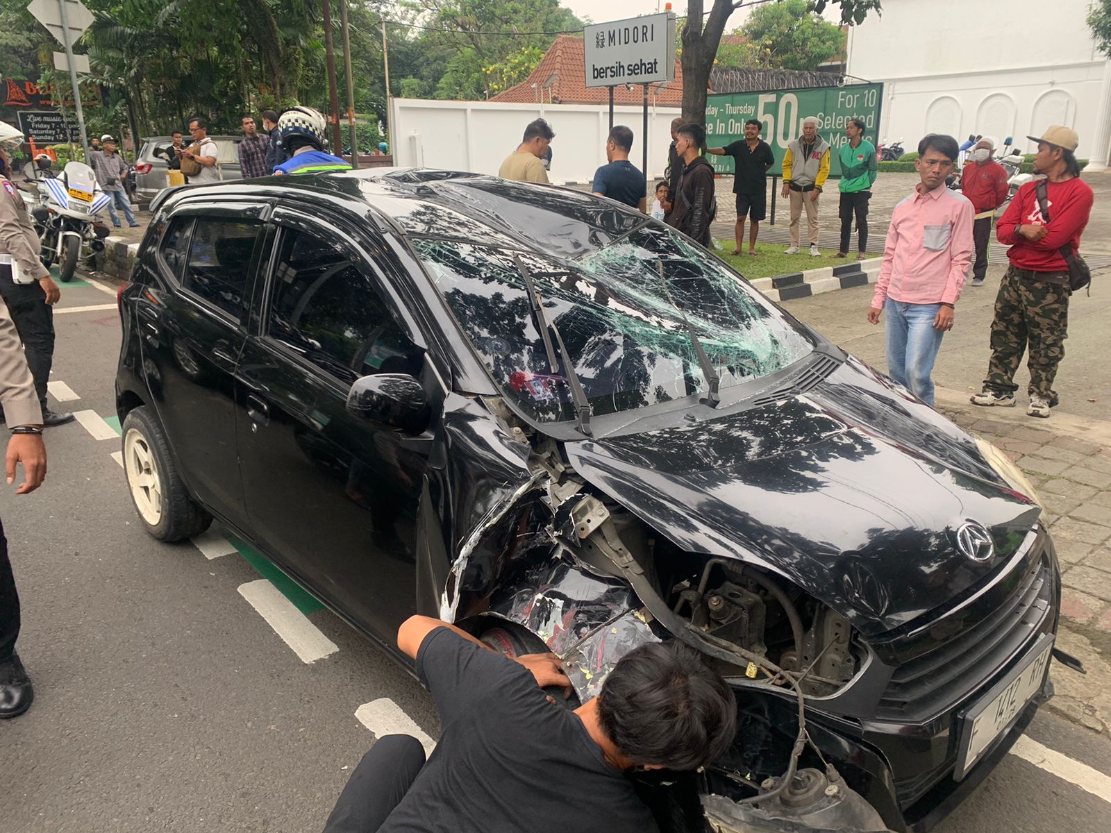 Kecelakaan Lalu Lintas di Jalan Raya Padjajaran, Satu Mobil Terbalik ...